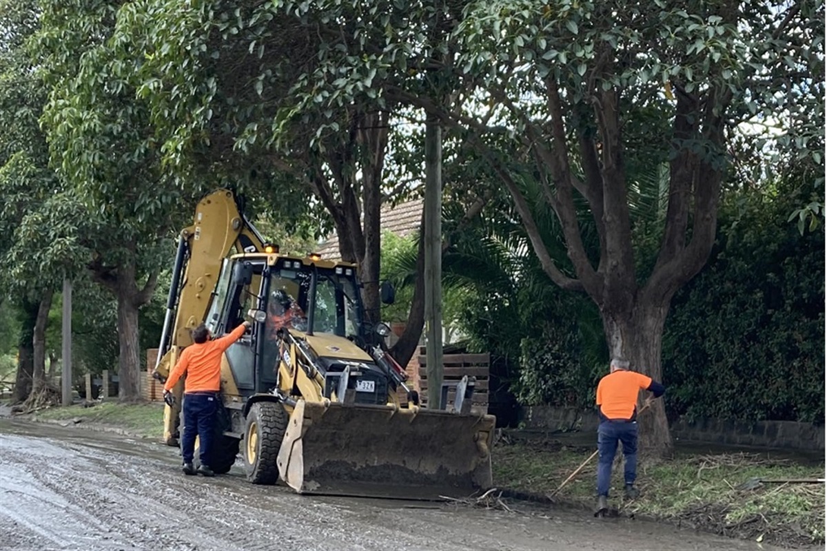 Flood clean-up demonstration of community unity - Maribyrnong